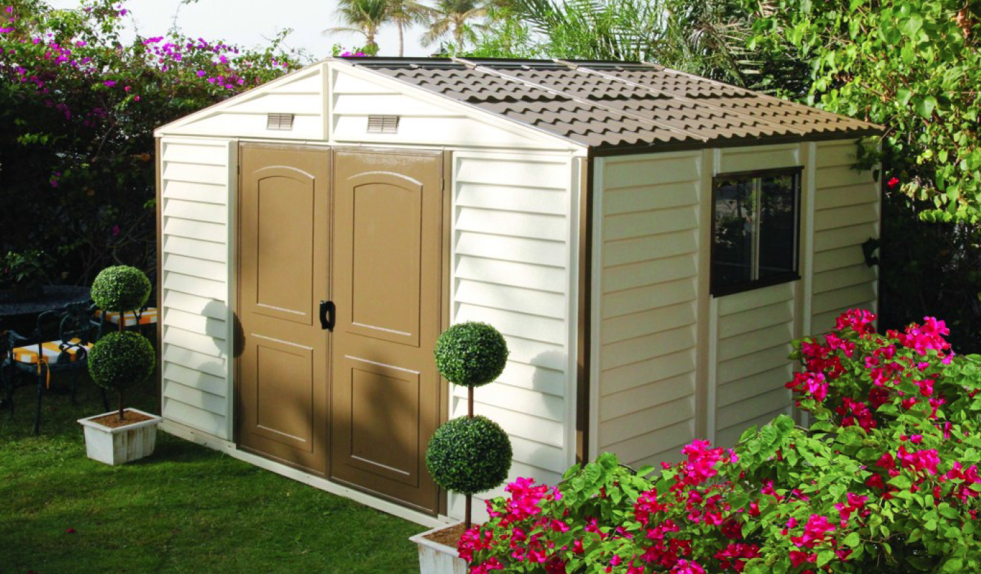 Nouvelle réalisation client France Abris avec ce cabanon en PVC bicolore