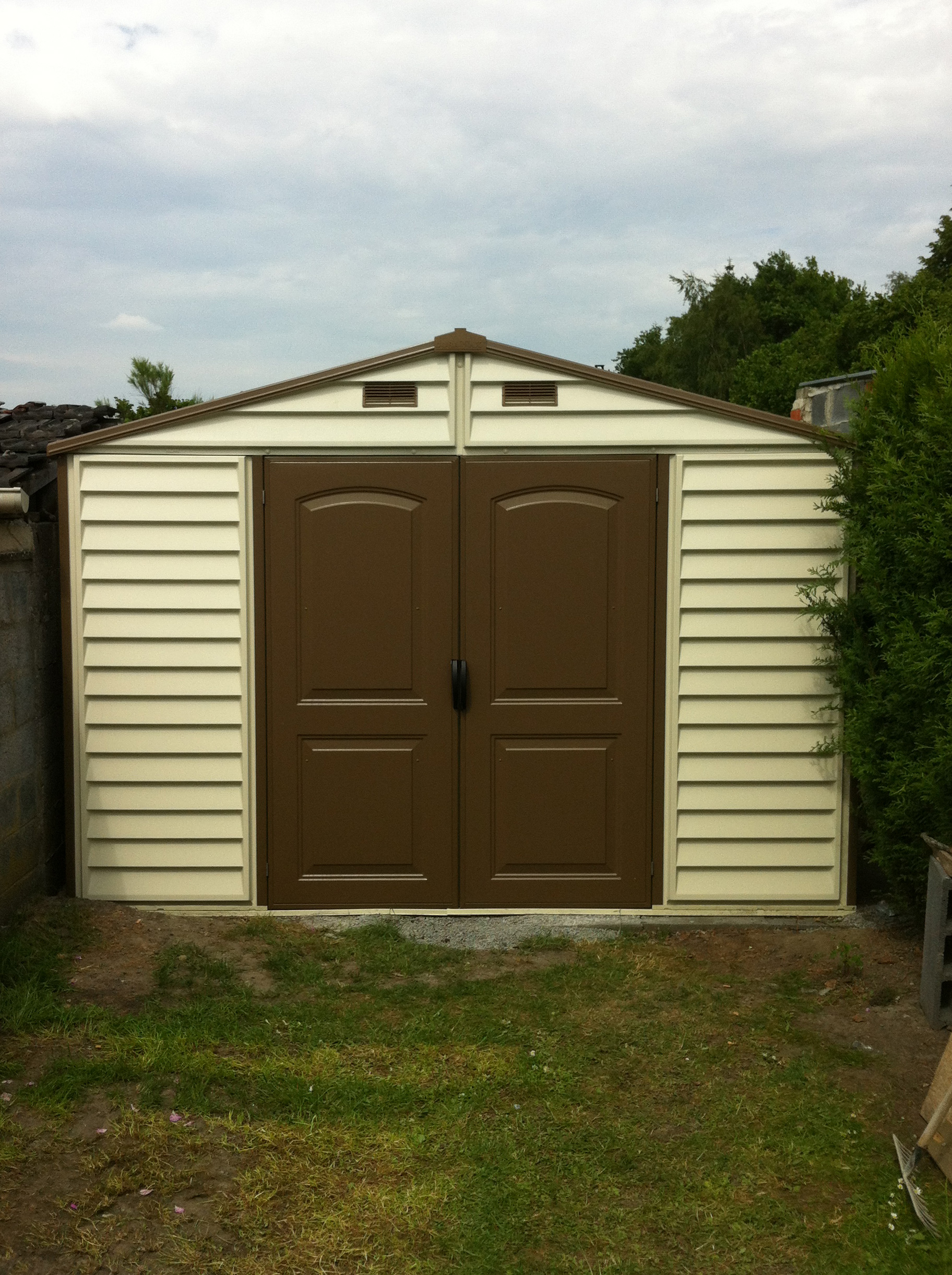 Nouvelle réalisation client France Abris avec ce cabanon en PVC bicolore
