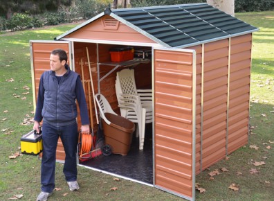 Aménager son abri en résine PVC : le choix d'une cabane en kit