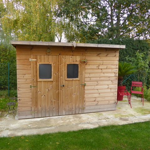 L'abri de jardin en bois à double porte aussi pratique qu'esthétique