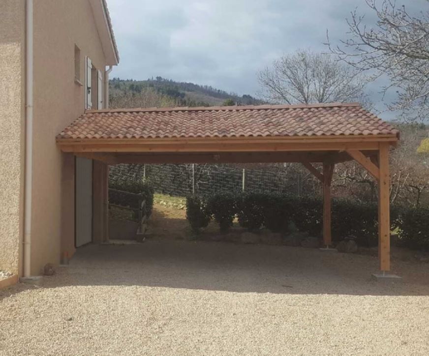 Appentis bois : créer une avancée protectrice grâce à une charpente