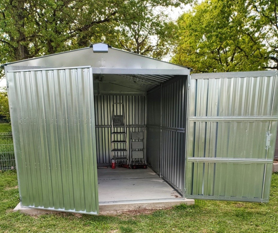 Focus sur un abri jardin métal au montage ultra rapide et efficace