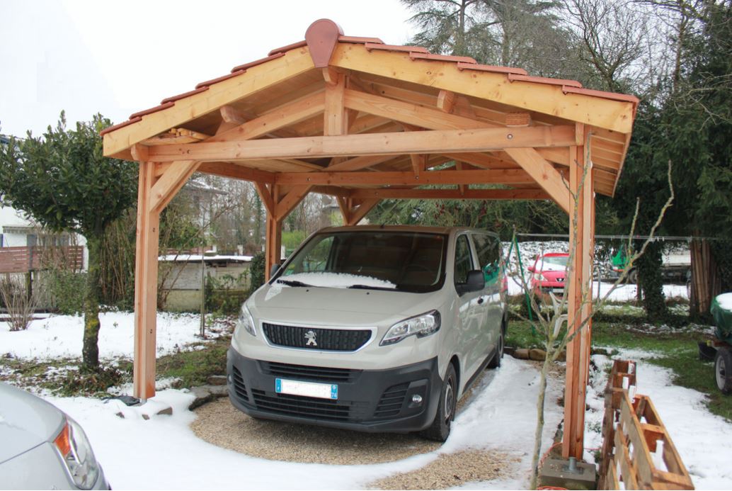 Création d'un carport sur la base d'une charpente bois avec toit de tuiles