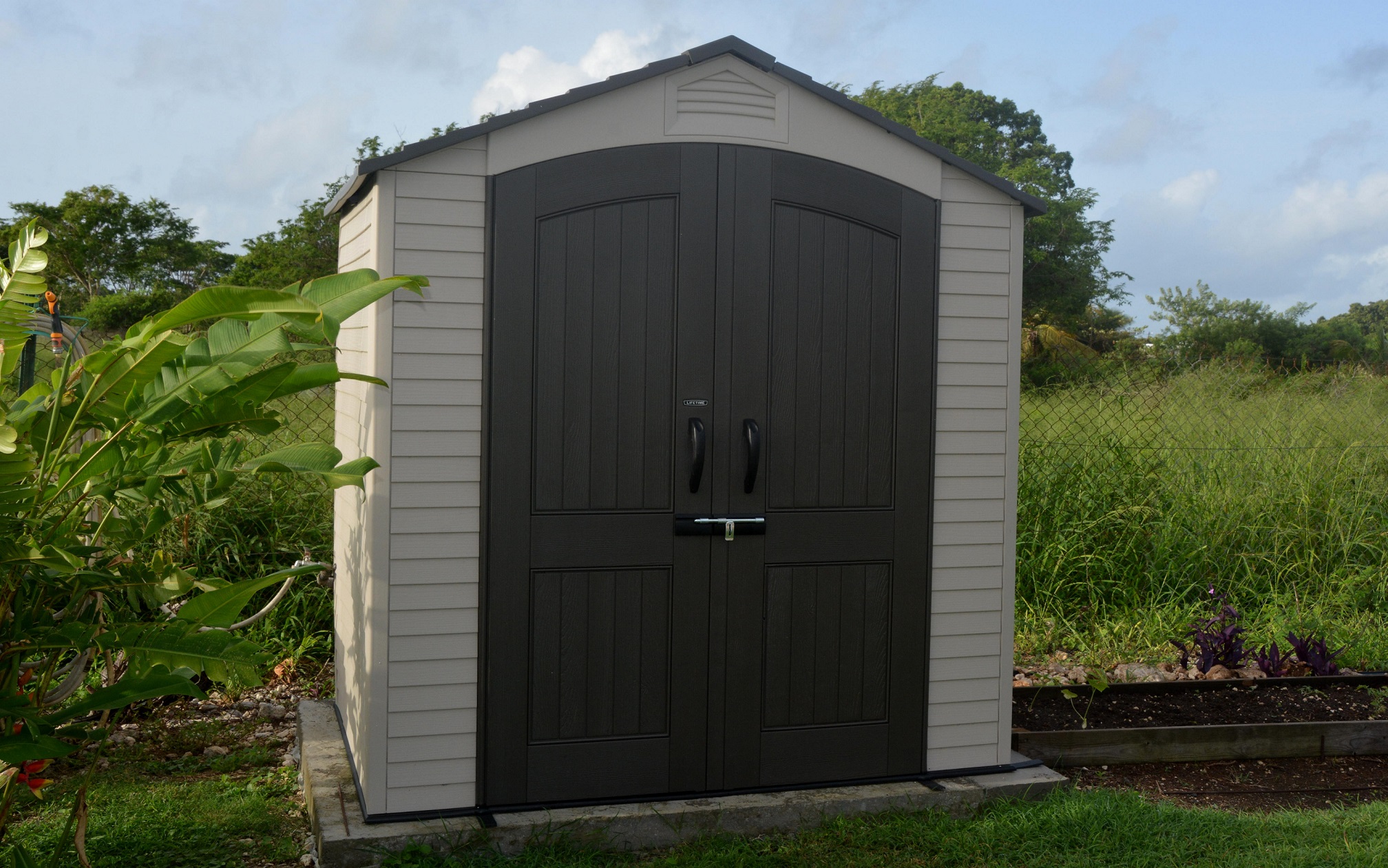 Abri de jardin Lifetime haut de gamme, le cabanon résine PVC référence ...